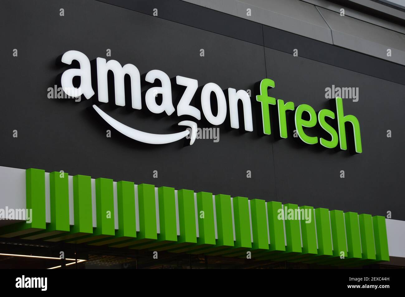 Grocery store outside hi-res stock photography and images - Alamy