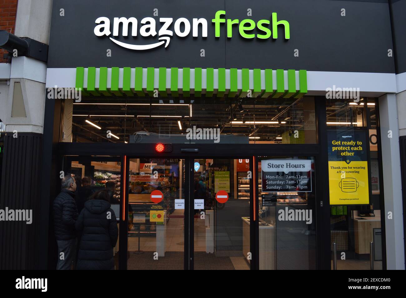 Grocery store outside hi-res stock photography and images - Alamy