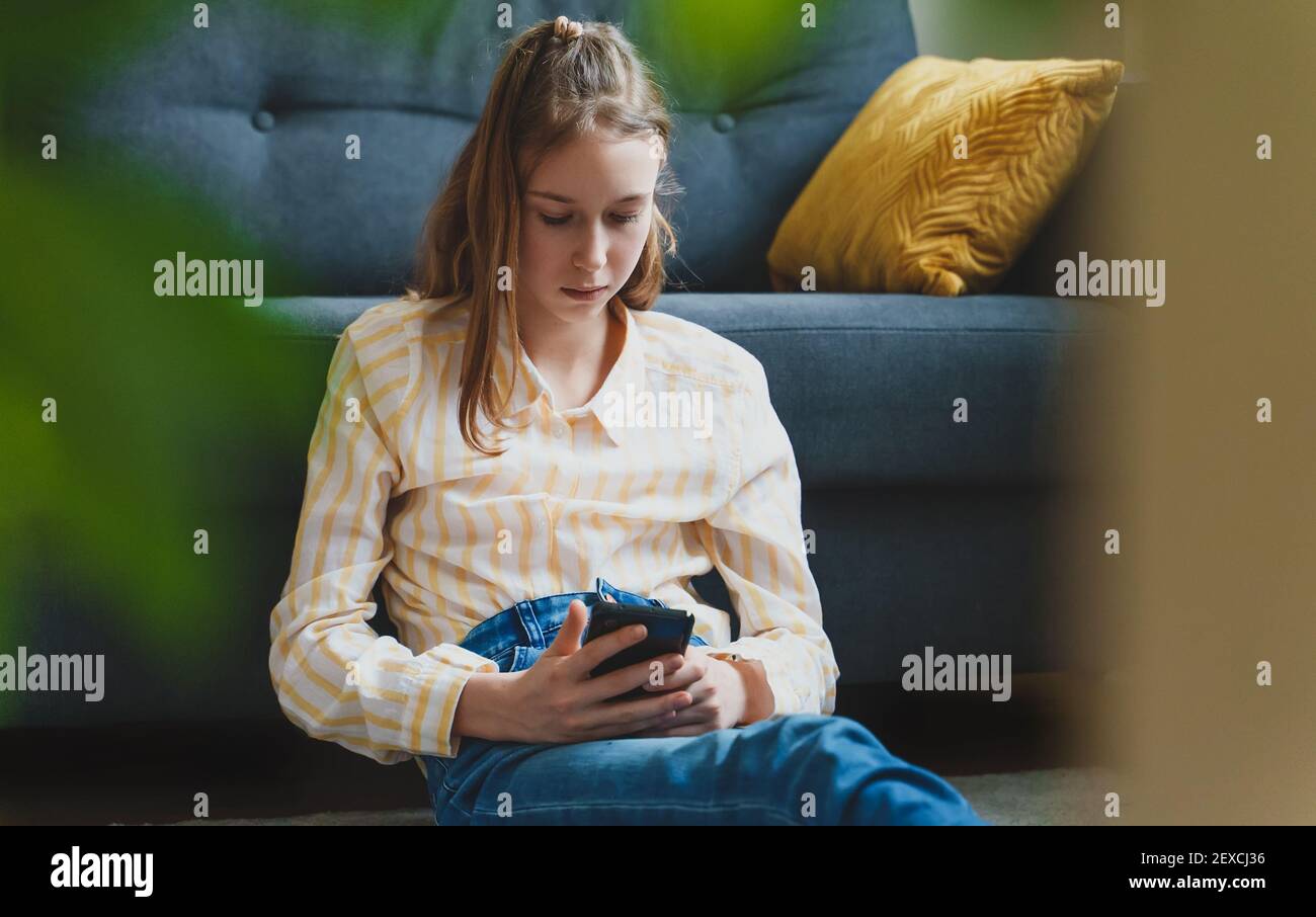 Tween girl texting hi-res stock photography and images - Alamy