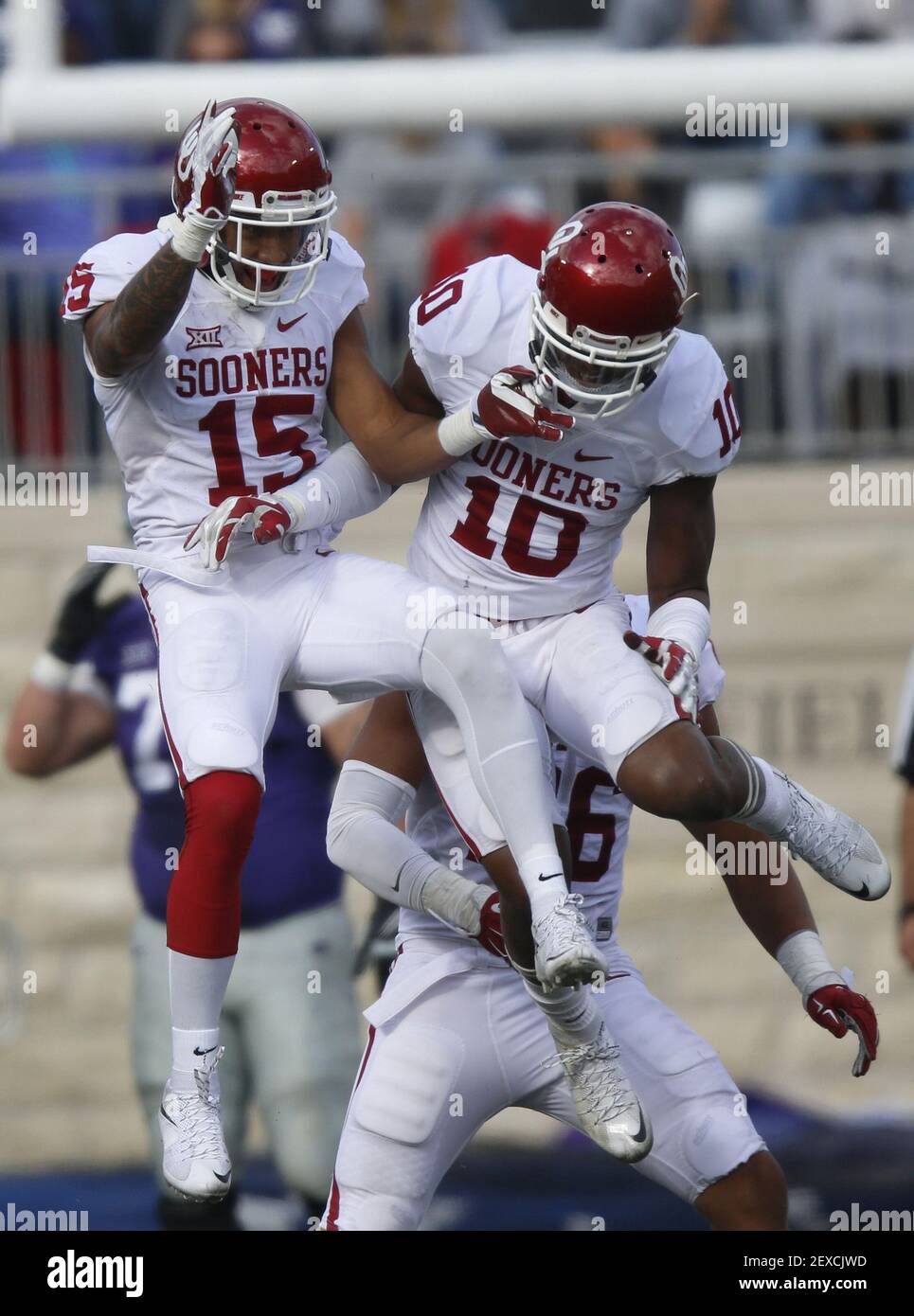 Oklahoma wide receiver Jeffery Mead (15) and temmate Steven Parker (10) celebrate a touchdown by ...