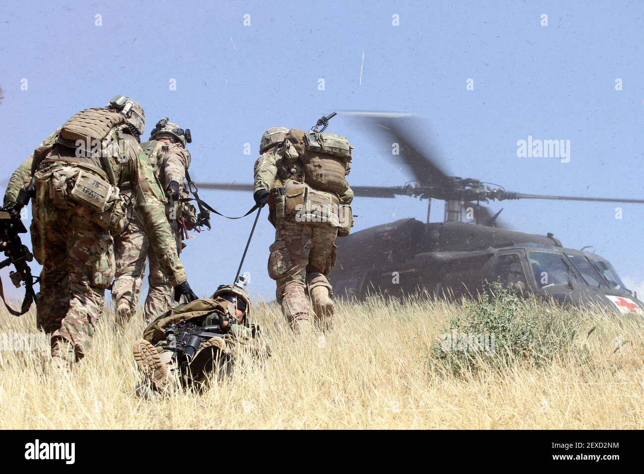 Task Force Leader, 3rd BCT, 101st Airborne Division Soldiers evacuate a ...