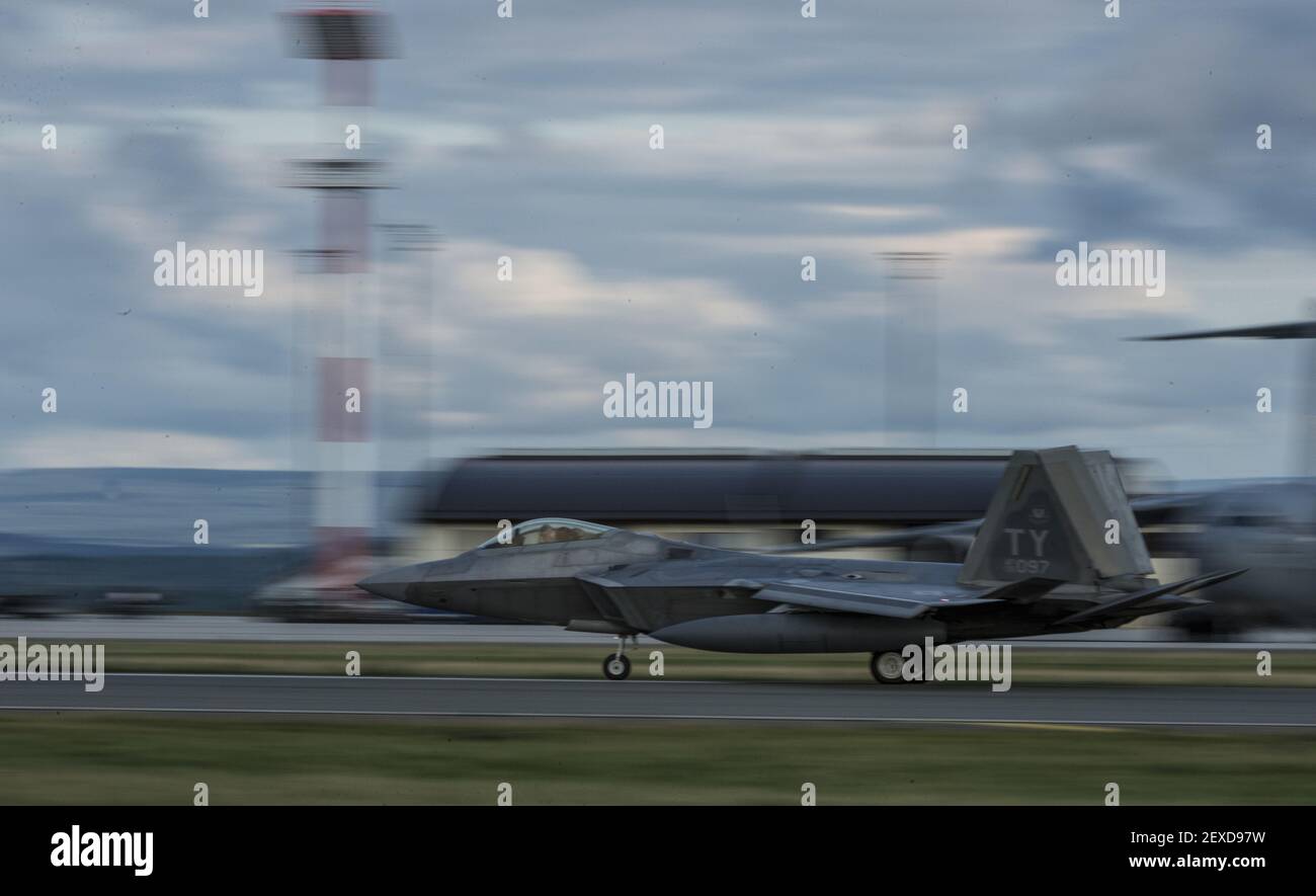 F22 runway hi-res stock photography and images - Alamy