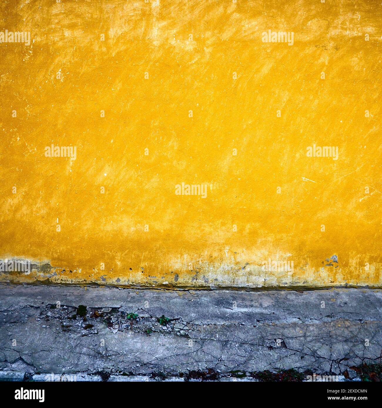 Run down building texture hi-res stock photography and images - Alamy