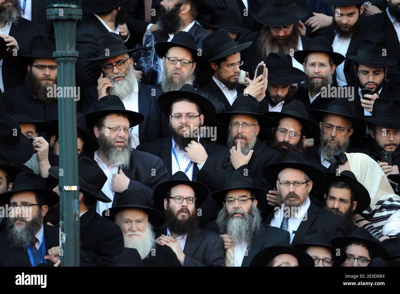 Thousands of rabbis pose for a group photo in front of the Chabad ...
