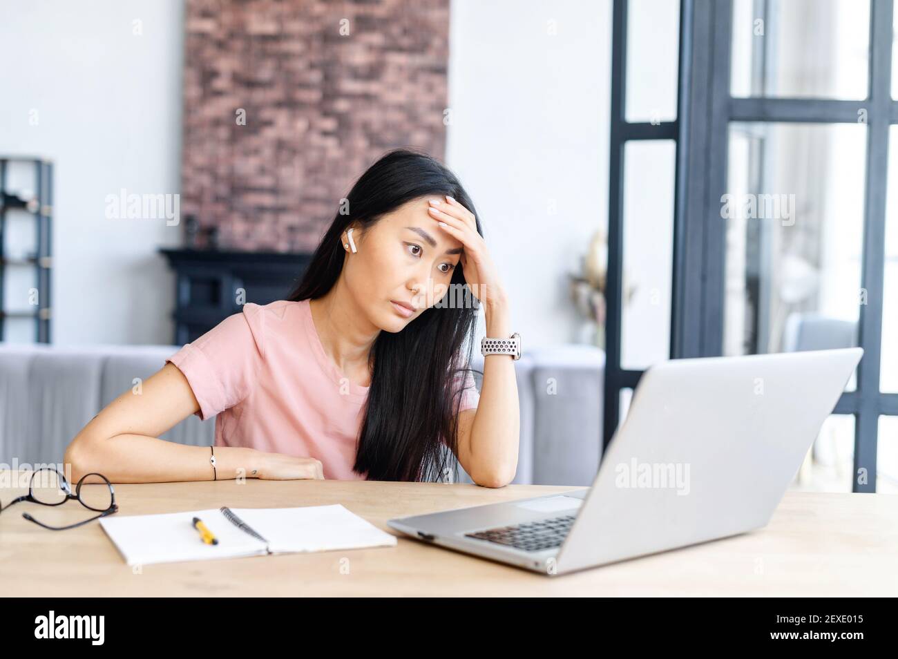 Young lady looks laptop screen hi-res stock photography and images - Alamy