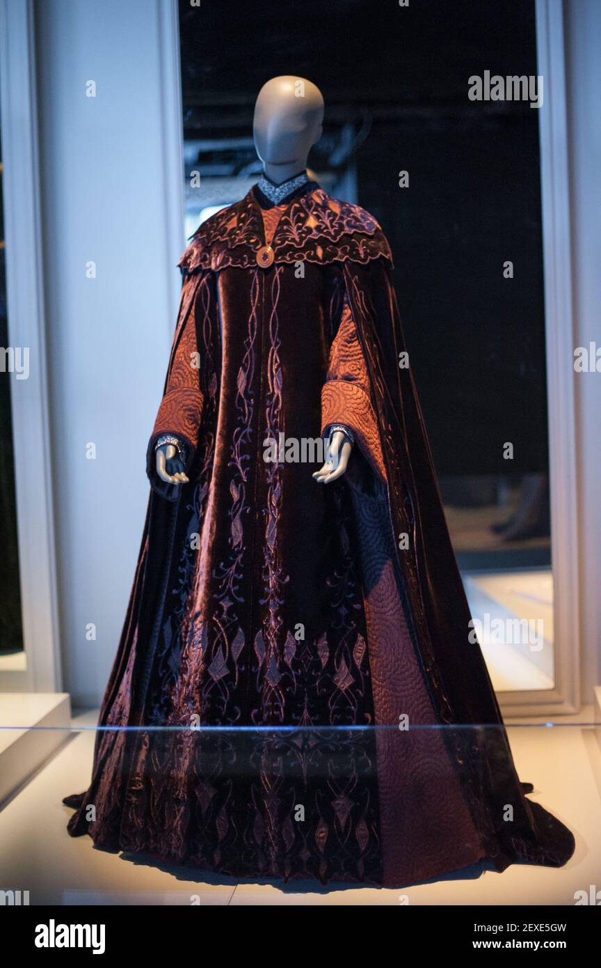 Padme Amidala Apartment sunset gown from Revenge of the Sith. Star Wars ...