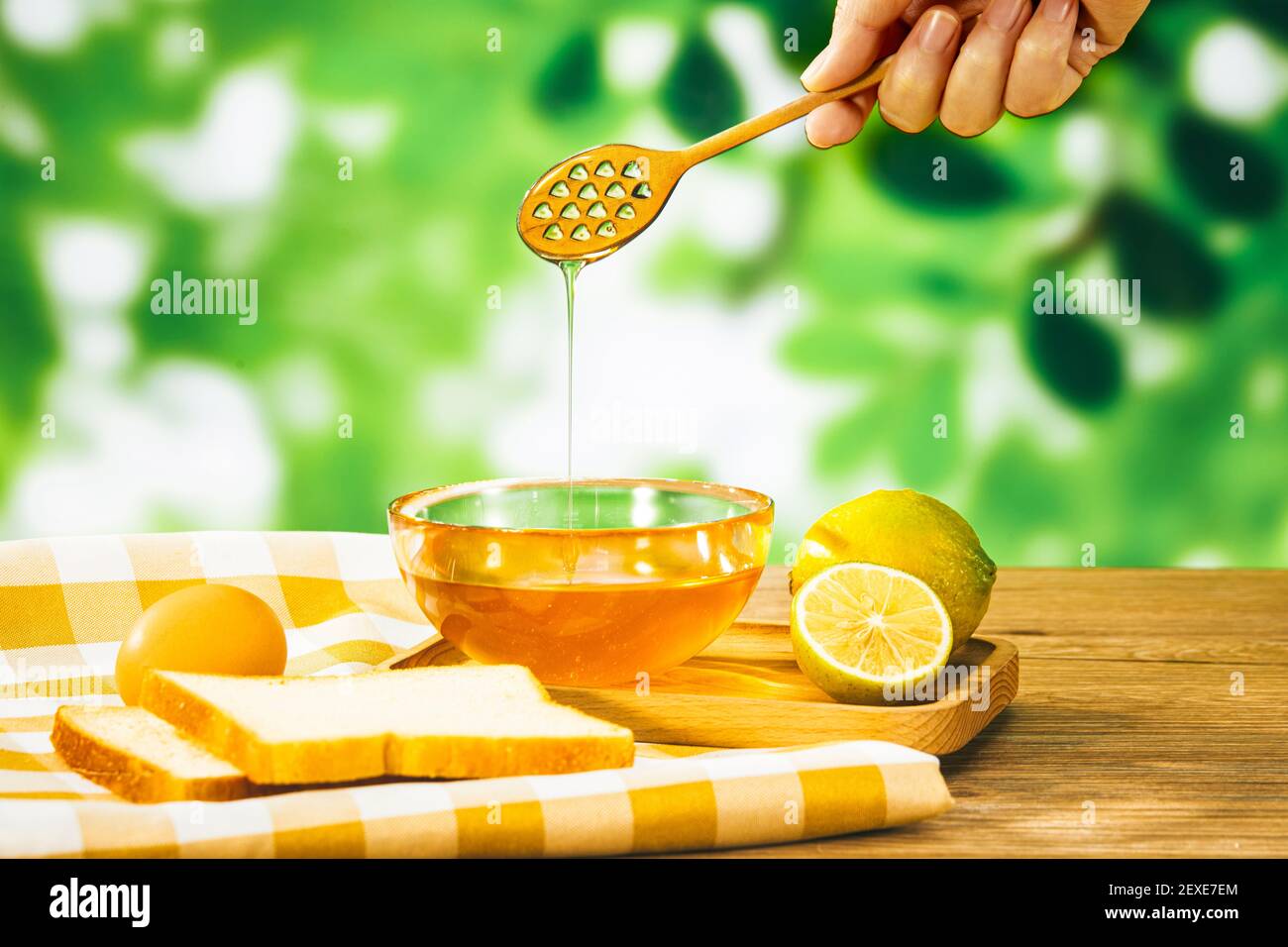 Hand holding dipper honey pouring hi-res stock photography and images ...