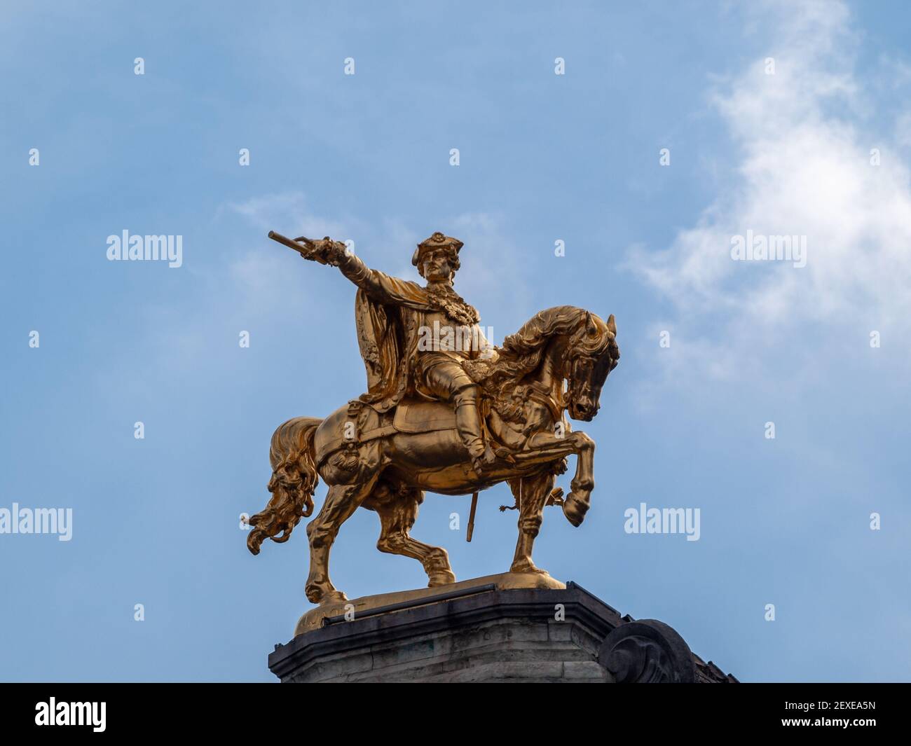 Statue atop building hi-res stock photography and images - Alamy