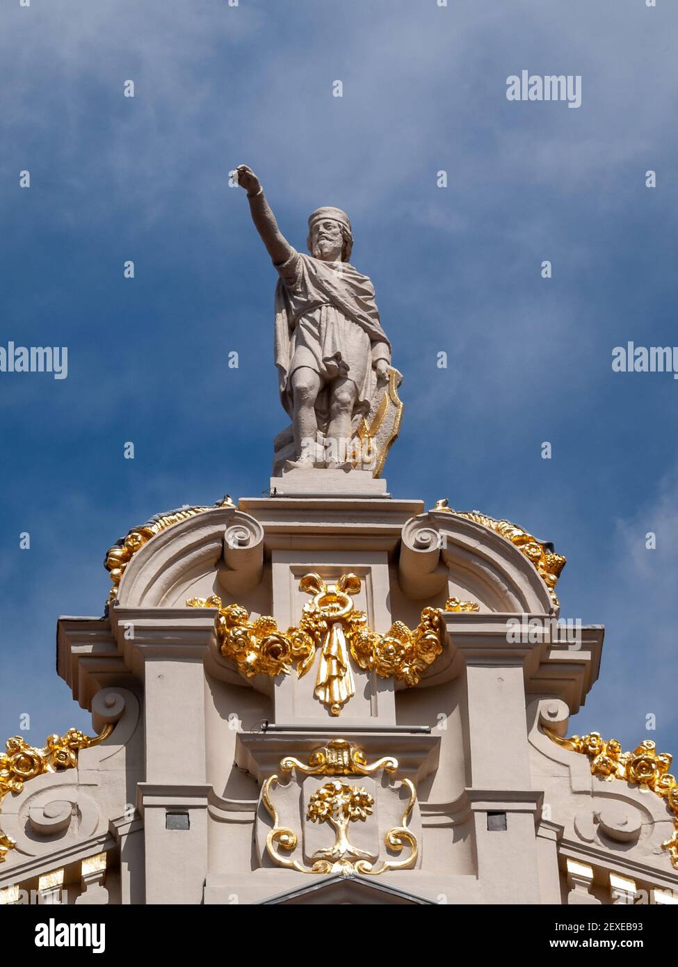 Statue atop building hi-res stock photography and images - Alamy