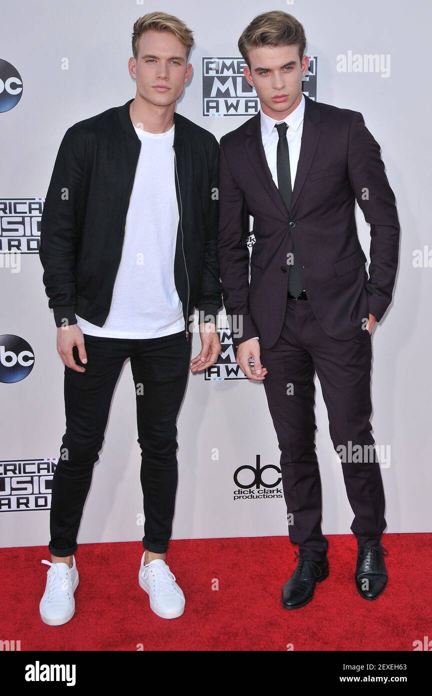 (L-R) Austin Rhodes and Aaron Rhodes arrives at the 2015 American Music ...