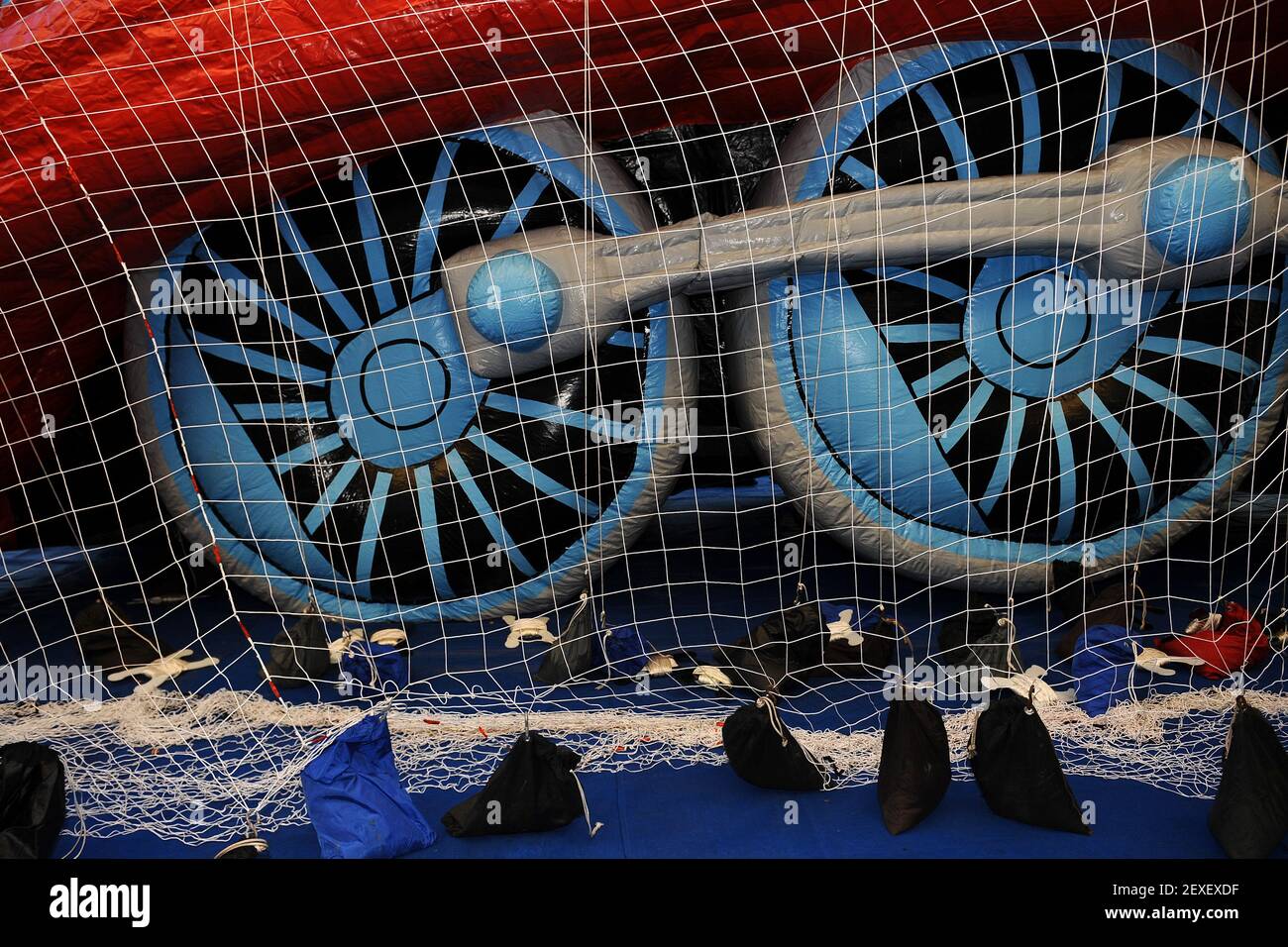 "Thomas the Tank Engine" is covered by a net to keep the balloon ...