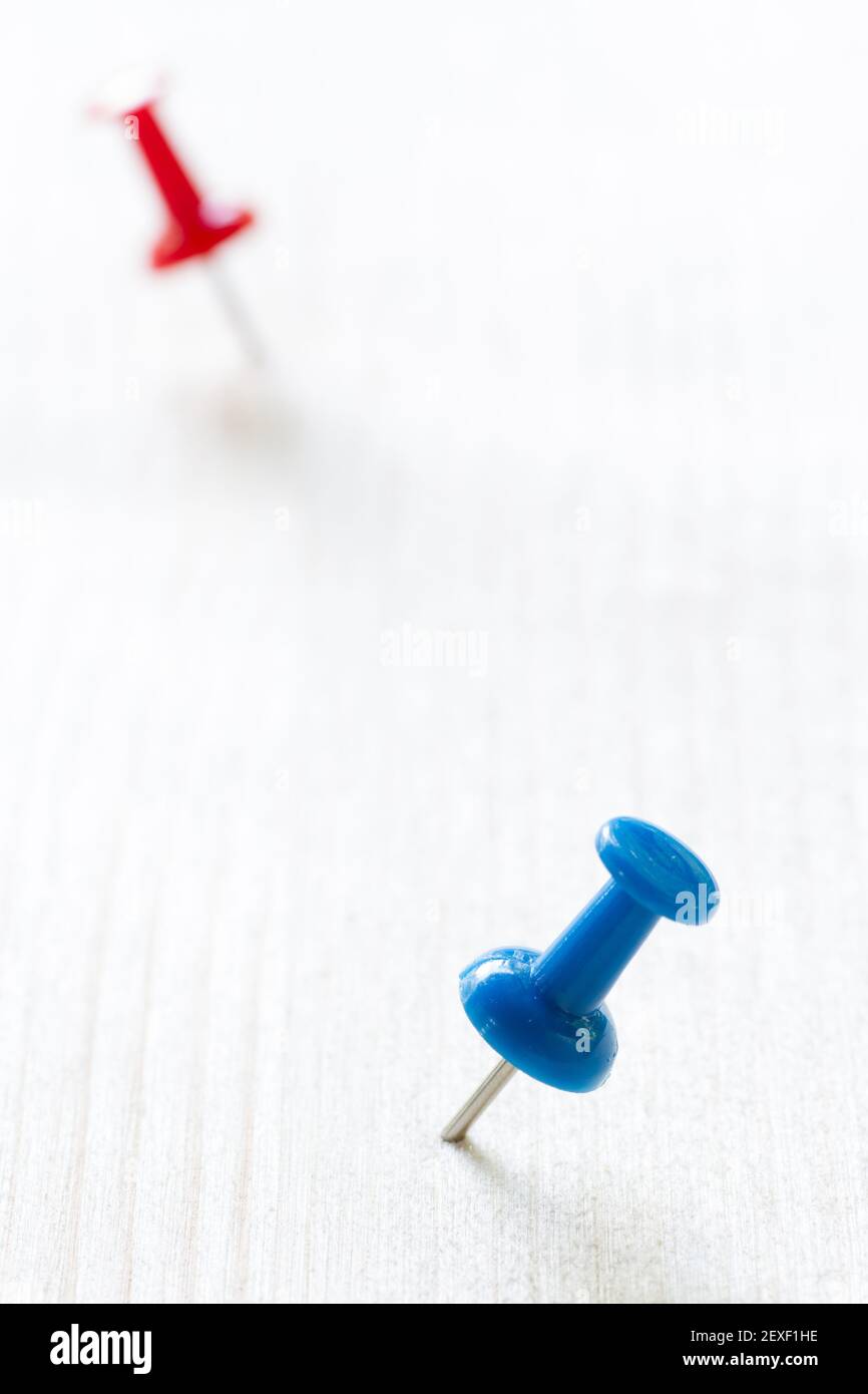 Blue and red push pins Stock Photo - Alamy