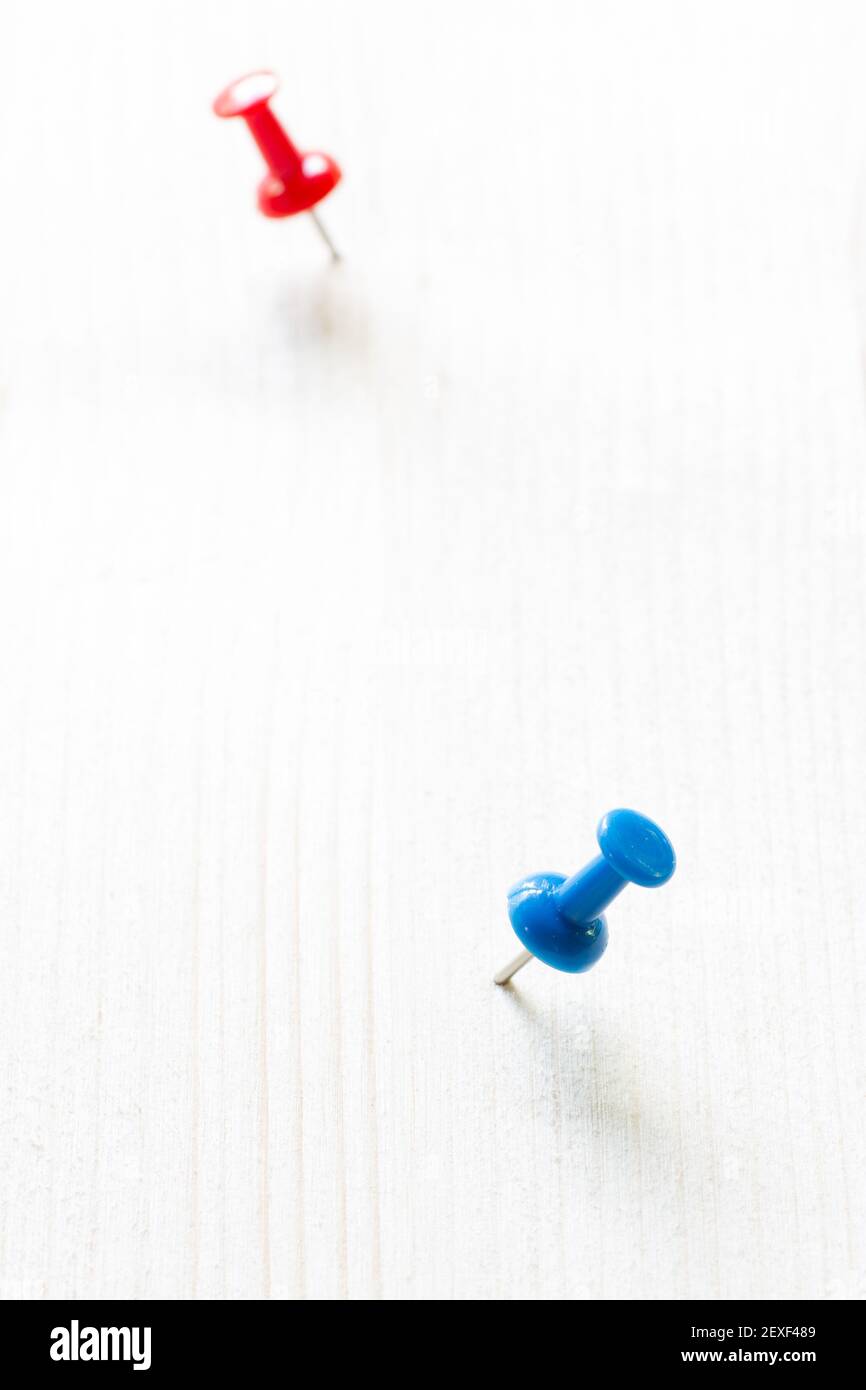 Blue and red push pins Stock Photo - Alamy