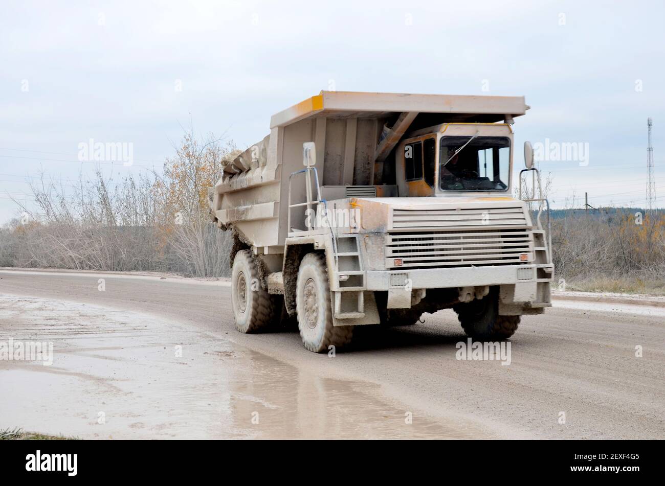 Truck loading at quarry australia hi-res stock photography and images ...