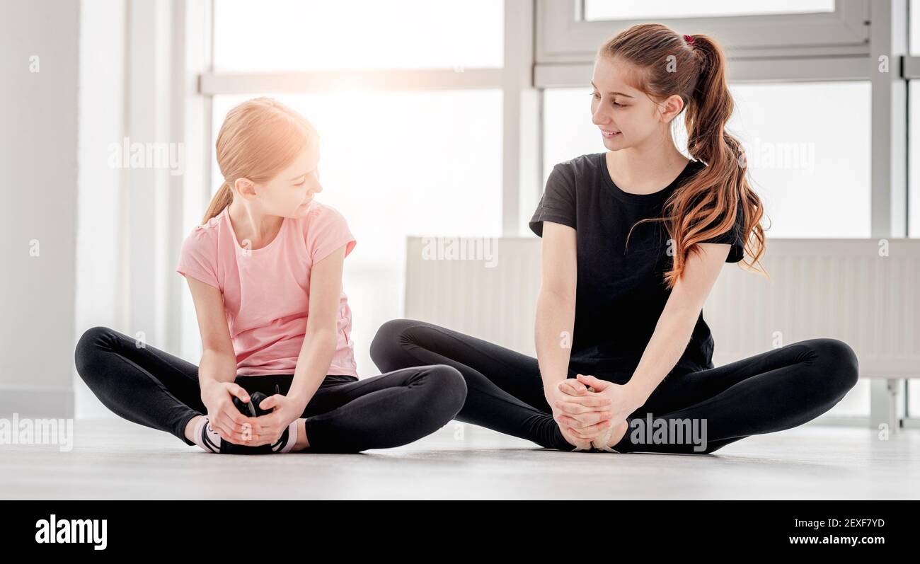 Ballet girls practice hi-res stock photography and images - Alamy