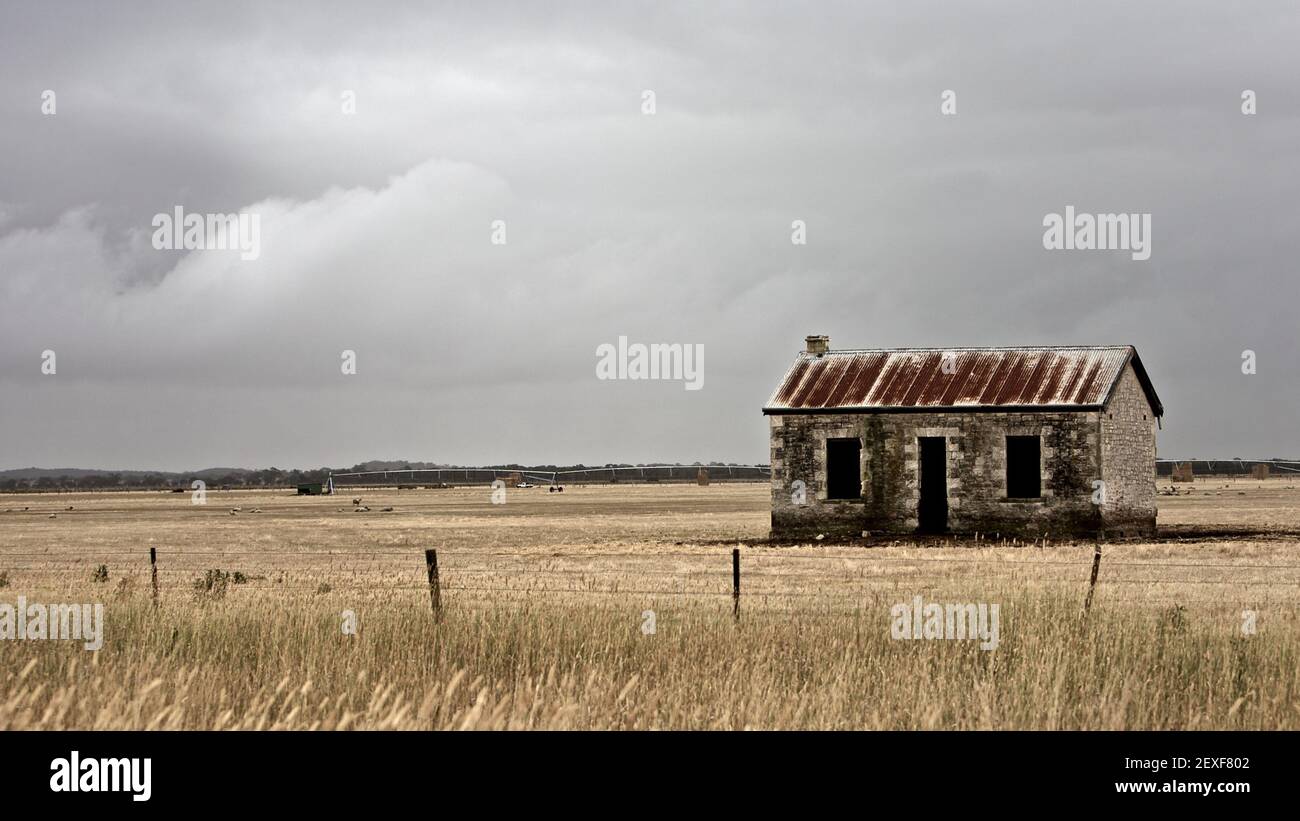 Old abandoned farm outback hi-res stock photography and images - Alamy