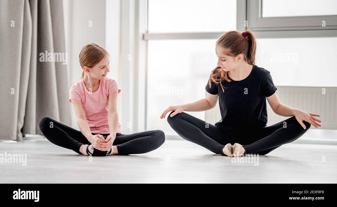 Ballet girls practice hi-res stock photography and images - Alamy