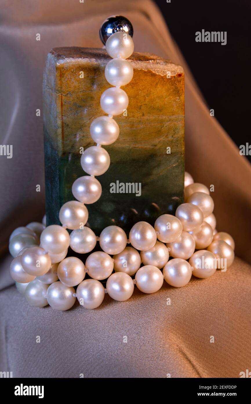 Presentation Of New Zealand Jade And Pacific Pearls Stock Photo - Alamy