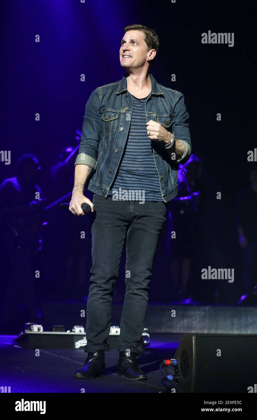 HOLLYWOOD, FL - OCT 23: Rob Thomas performs at Hard Rock Live at ...