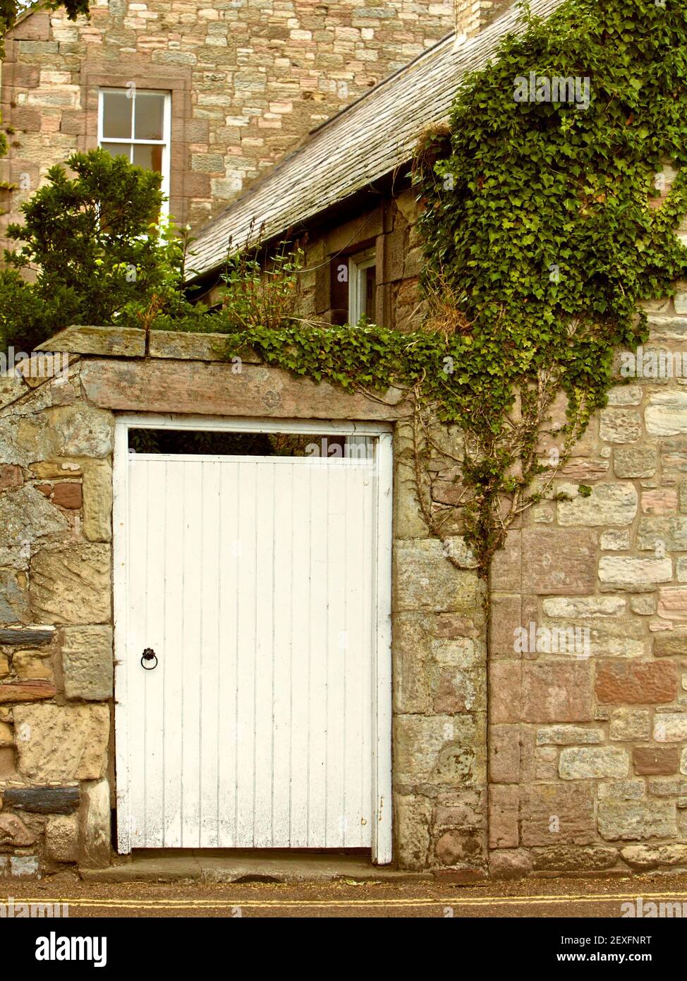 Wooden door traditional english cottage hi-res stock photography and ...