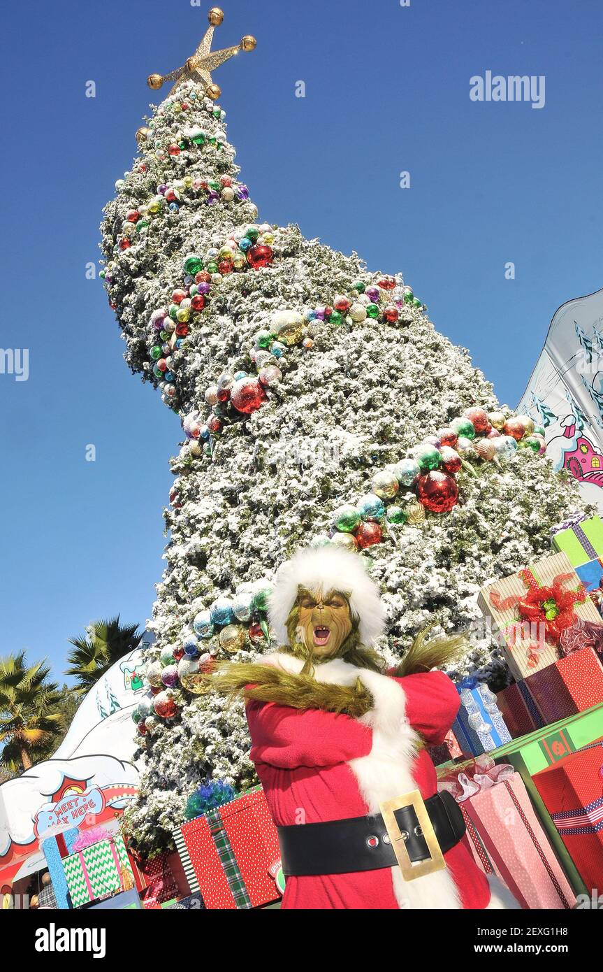 The Grinch at the Universal Studios Hollywood Celebrates "Grinchmas ...