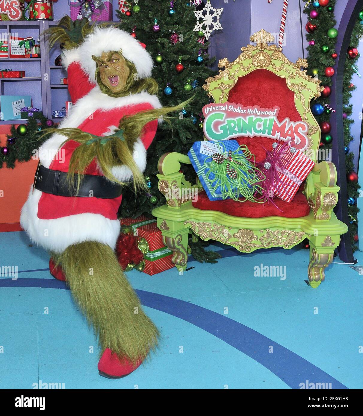 The Grinch at the Universal Studios Hollywood Celebrates "Grinchmas ...