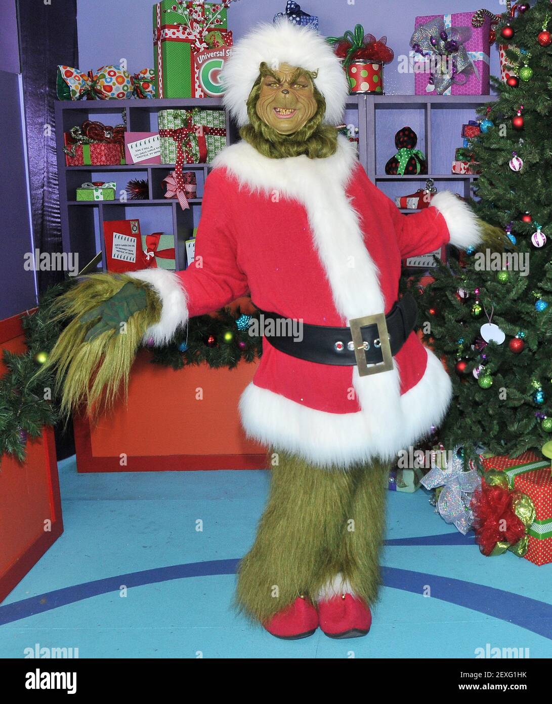 The Grinch at the Universal Studios Hollywood Celebrates "Grinchmas ...