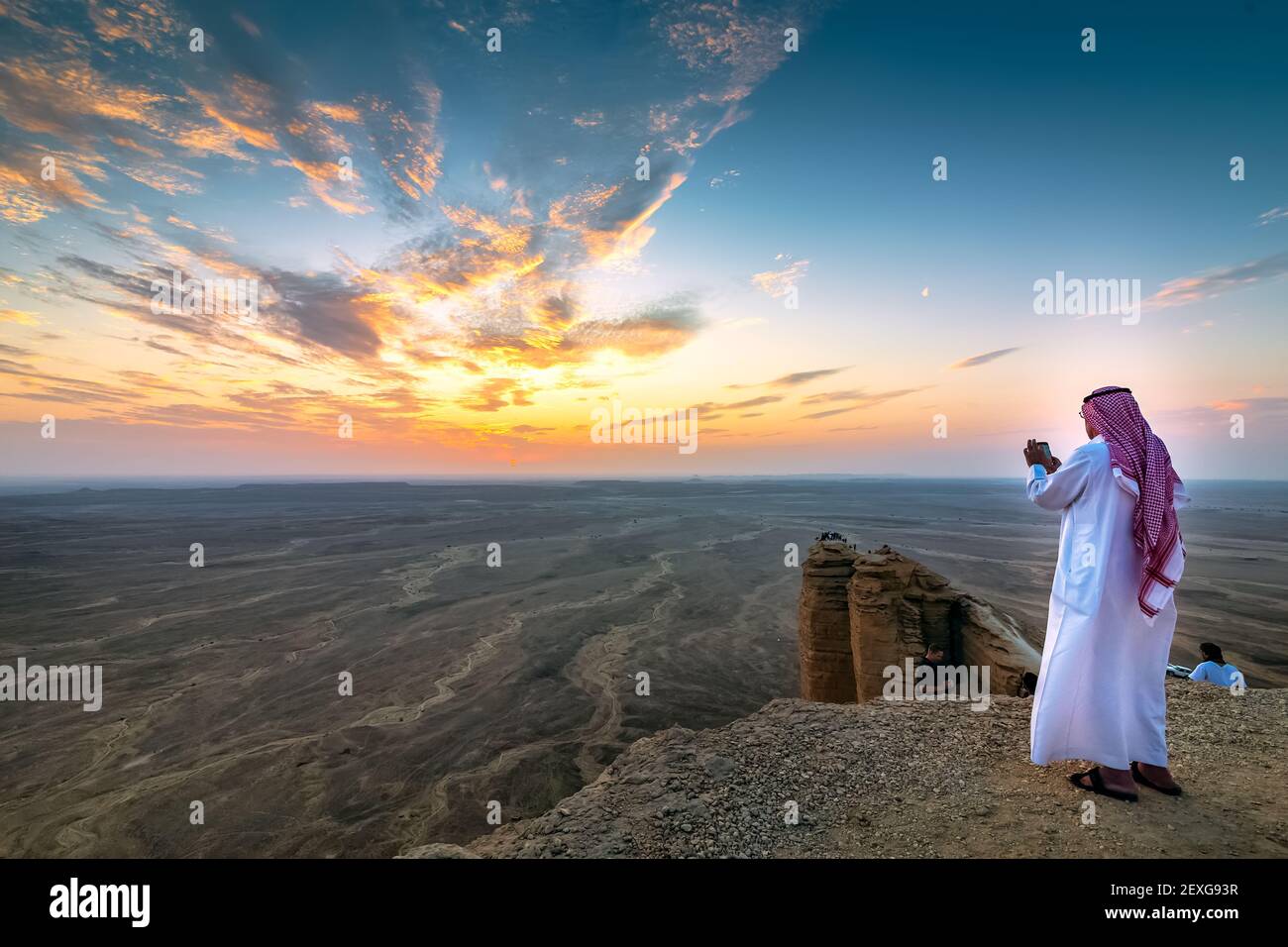 Saudi arabian man hi-res stock photography and images - Alamy