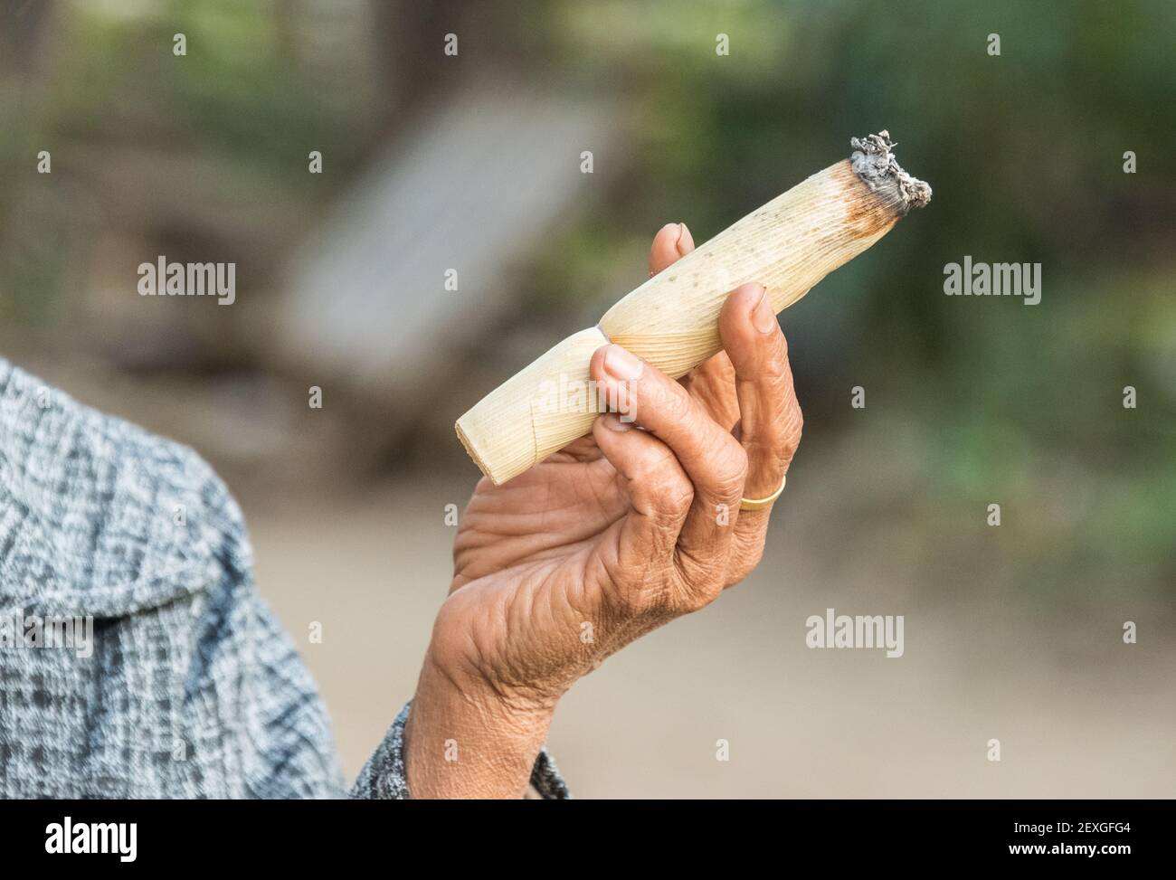 Woman smoking cheroot in Myanmar cheroot Stock Photo - Alamy