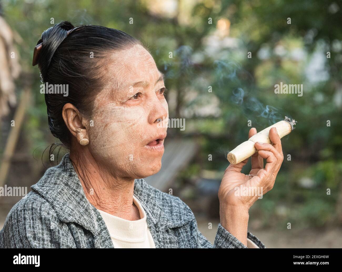 Smoking cart hi-res stock photography and images - Alamy