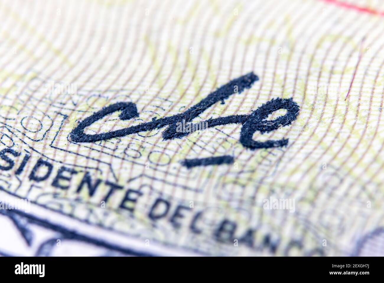 Che Guevara signature in a five 'pesos' bill from 1960 when he was ...