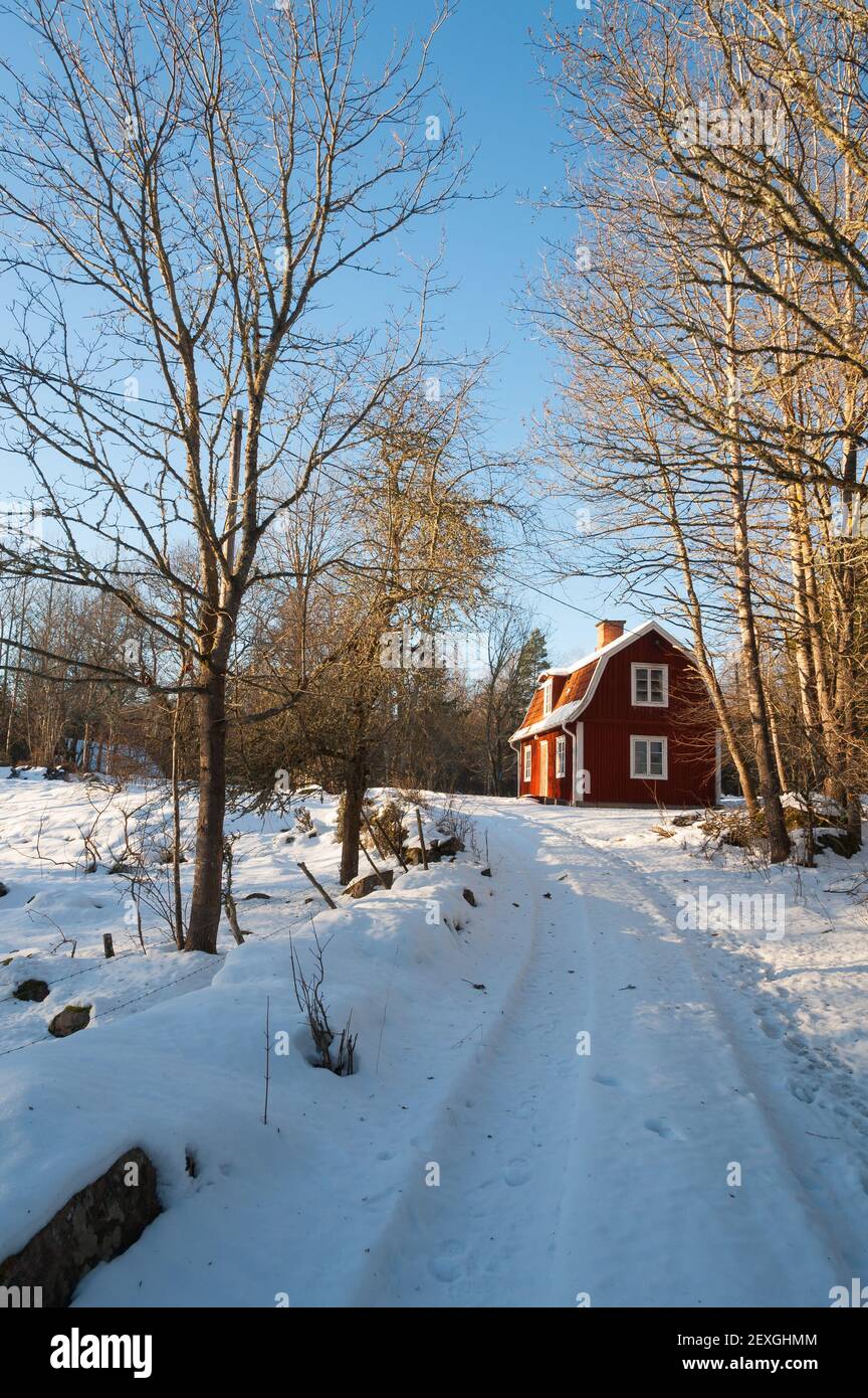 Red painted cottage house hi-res stock photography and images - Alamy