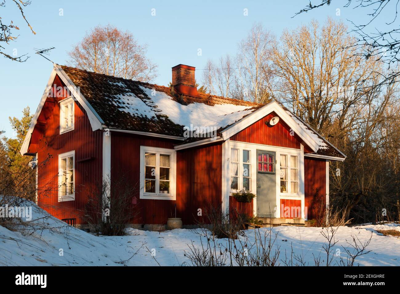 Red painted cottage house hi-res stock photography and images - Alamy