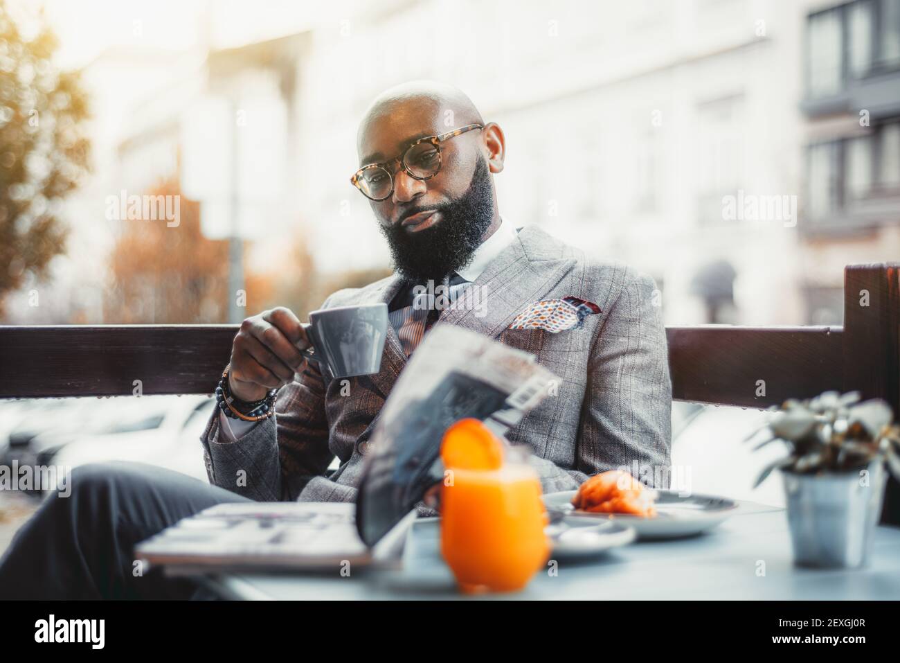 Guy reading a magazine in a cafe hi-res stock photography and images ...