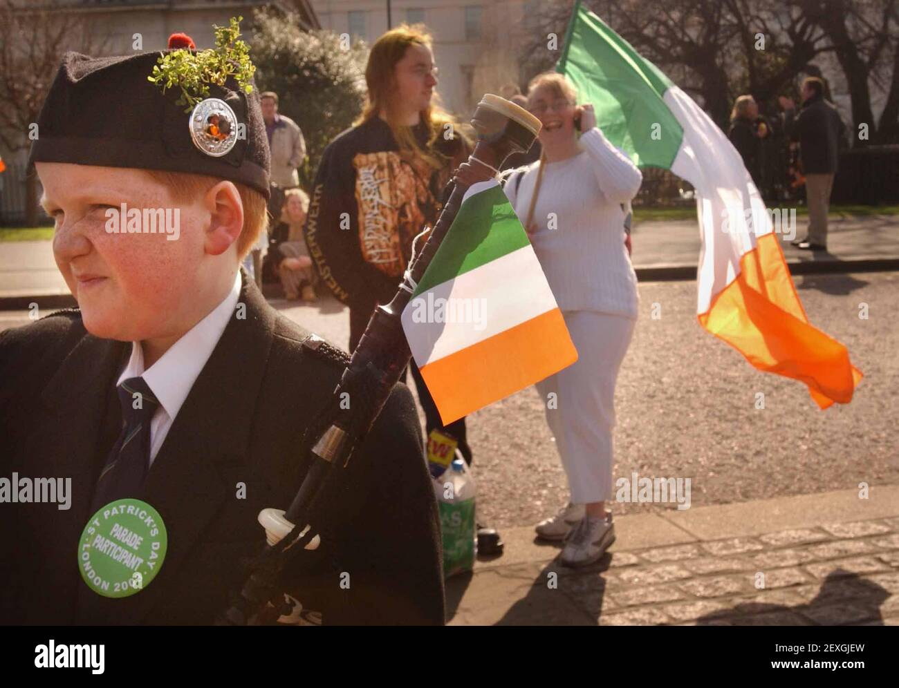 THE ST PATRICKS DAY MARCH IN LONDON.16/3/03 Stock Photo - Alamy