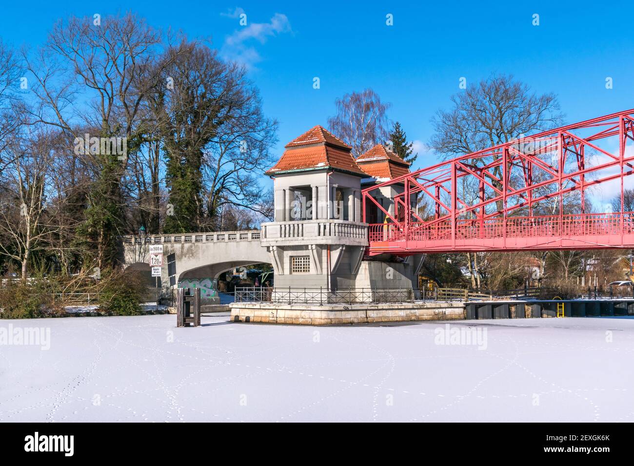 Steel truss bridge snow hi-res stock photography and images - Alamy