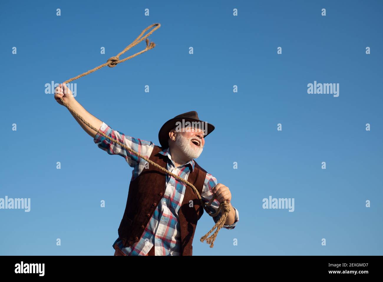 Cowboy throwing lasso hi-res stock photography and images - Alamy