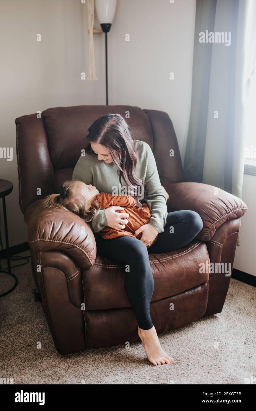 Snuggle hi-res stock photography and images - Alamy