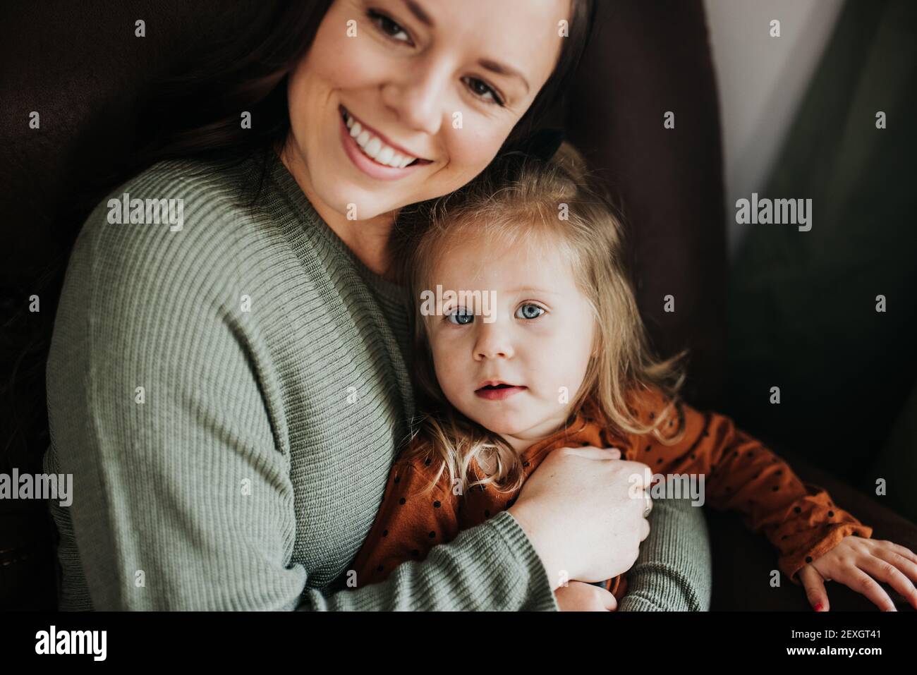 Snuggle hi-res stock photography and images - Alamy
