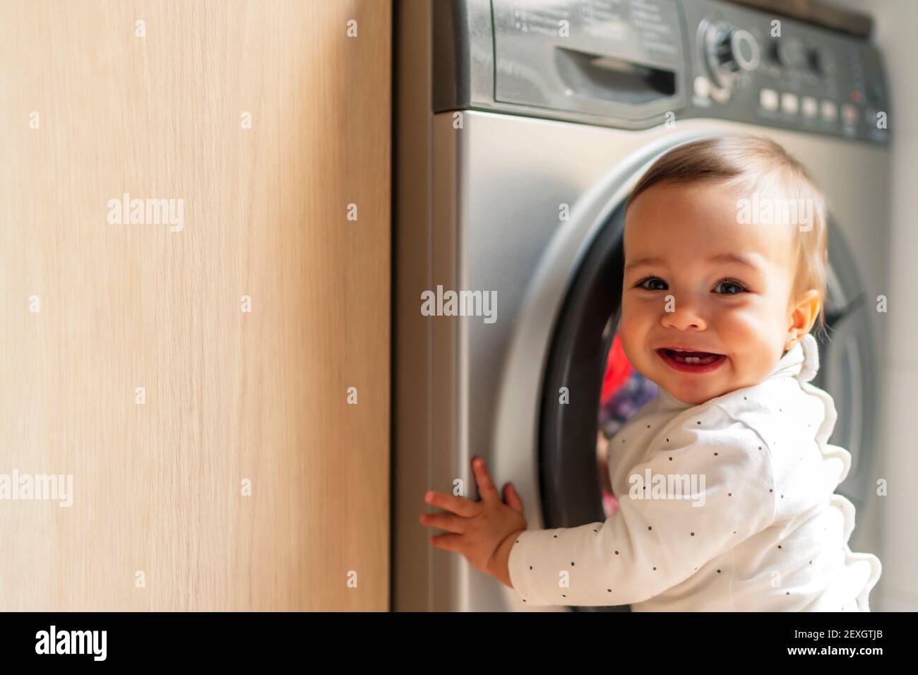 little girl laughing with washing machine Stock Photo - Alamy