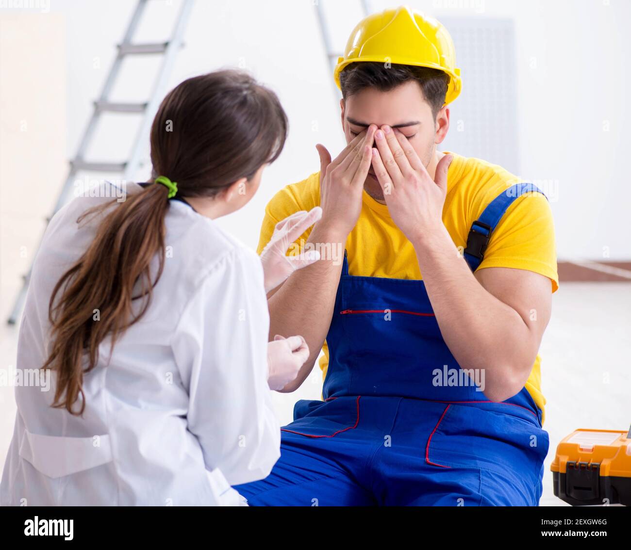 The doctor helping injured worker at construction site Stock Photo - Alamy