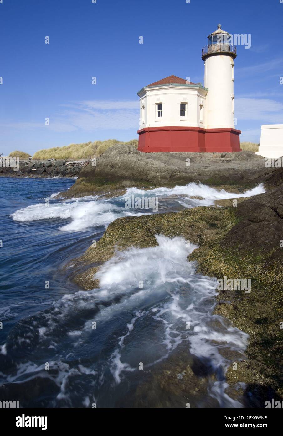 Ocean waves lighthouse hi-res stock photography and images - Alamy
