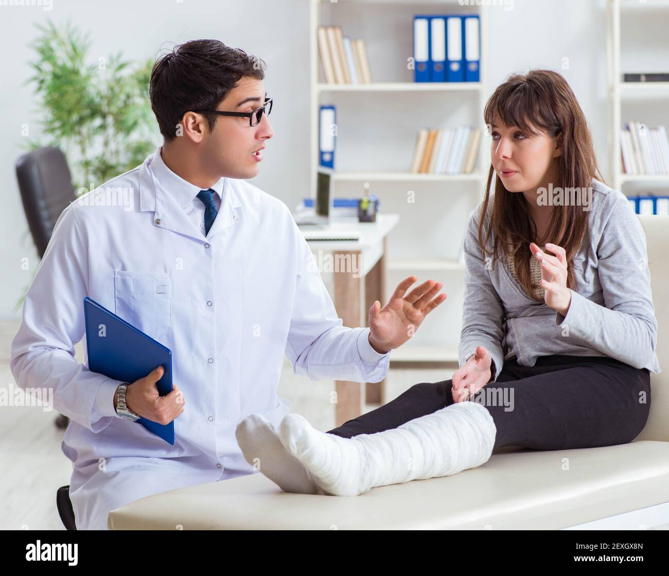 The doctor examining patient with broken leg Stock Photo - Alamy