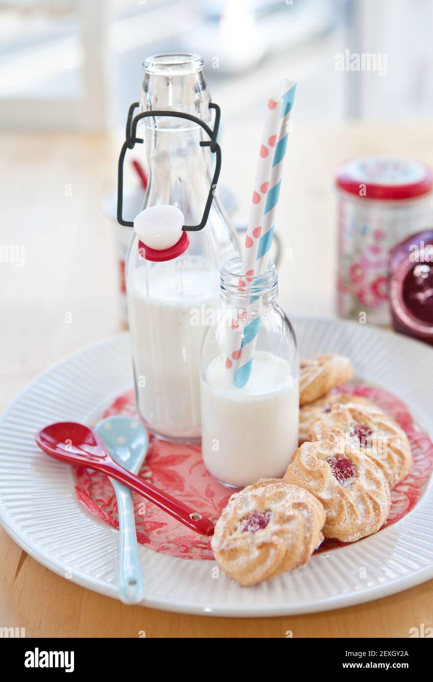Milk and biscuits Stock Photo - Alamy
