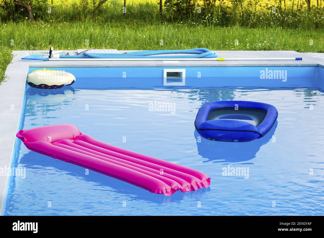 Empty swimming pool garden hi-res stock photography and images - Alamy