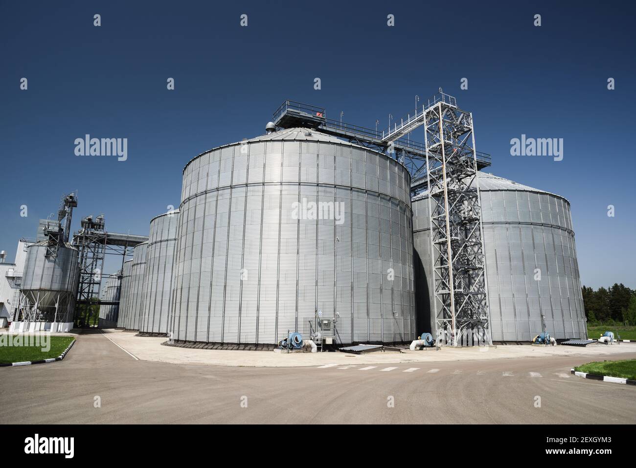 Grain Storage Tanks High Resolution Stock Photography and Images - Alamy