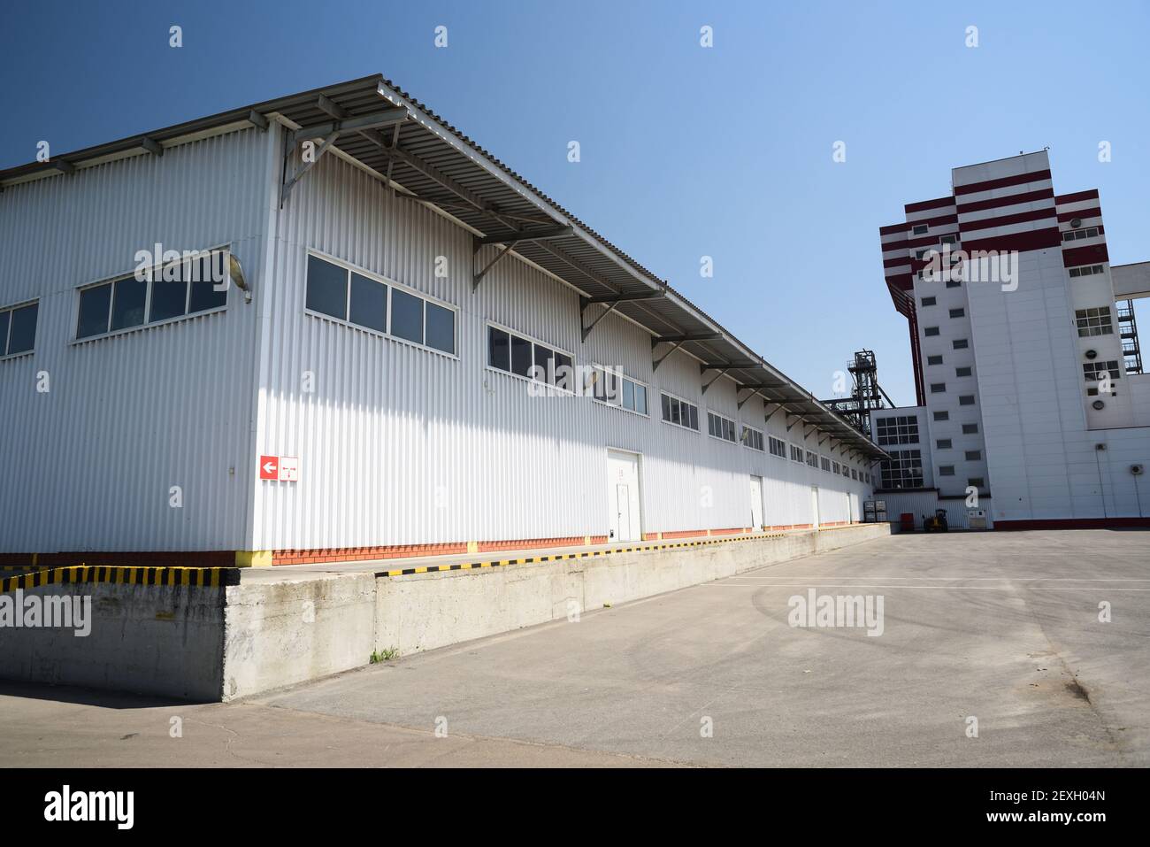 Animal feed factory warehouse. Empty yard of modern industrial storage ...