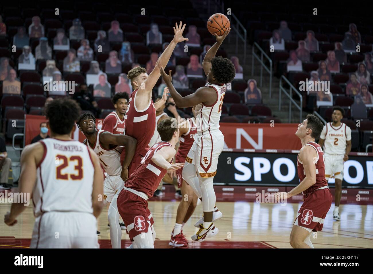 Southern California Trojans guard Ethan Anderson (20) shoots a floater ...