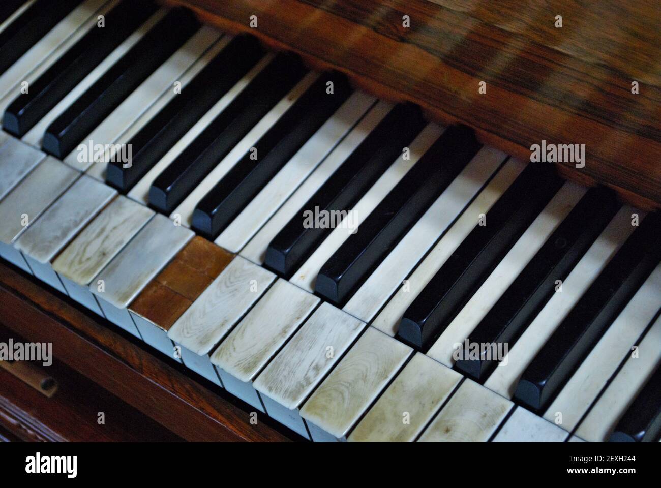 Old worn out piano close up of missing keys Stock Photo - Alamy
