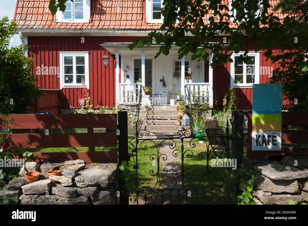 Garden red wooden house hi-res stock photography and images - Alamy